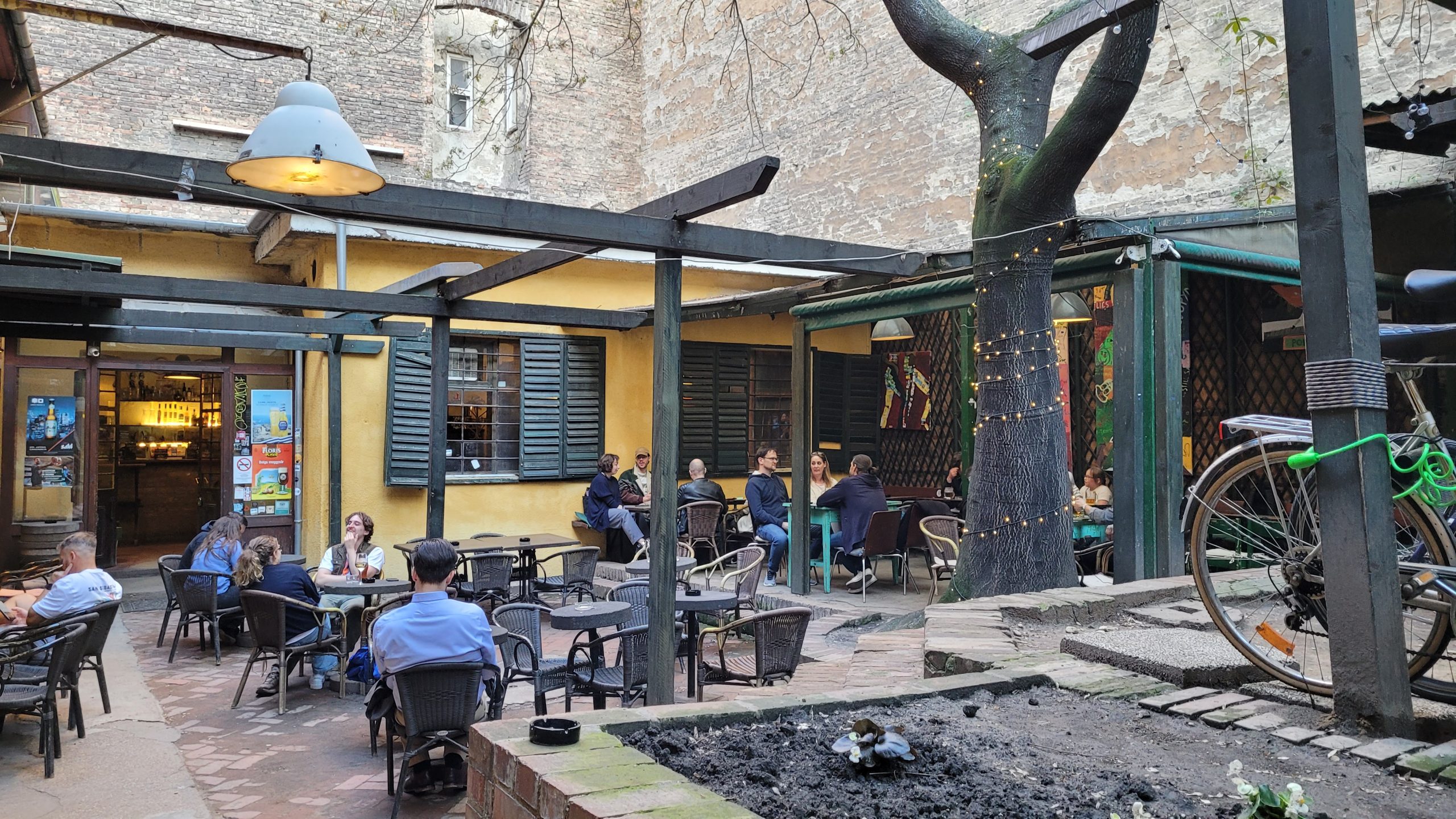 Los mejores Ruin Bars de Budapest - Mola Viajar
